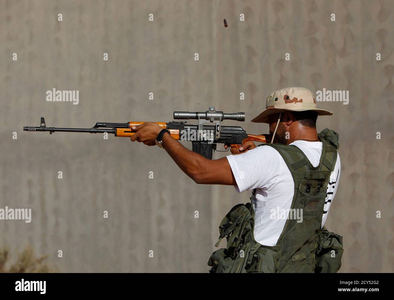 New assault rifle new assault -Fotos und -Bildmaterial in hoher ...