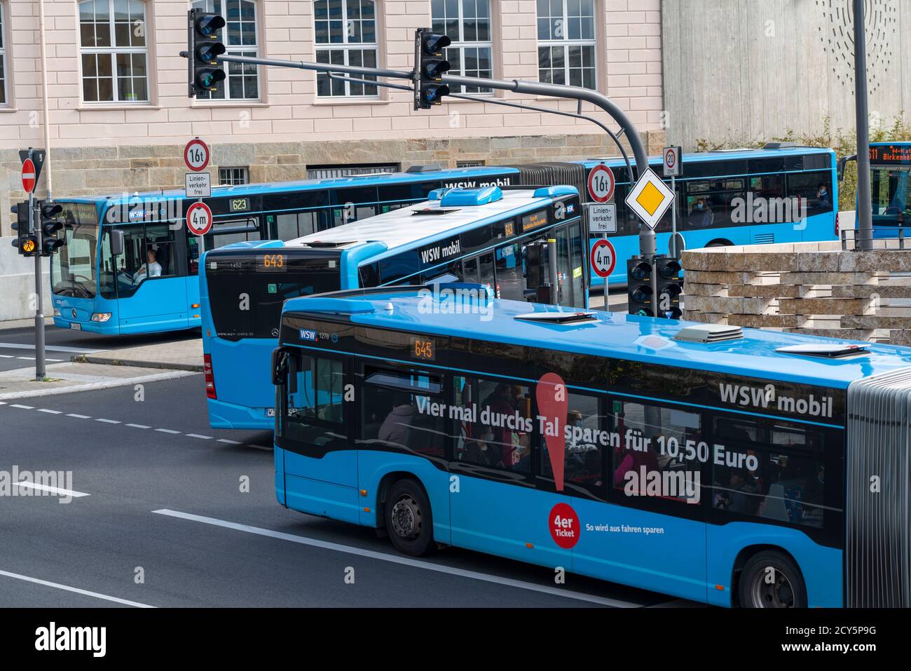 Wuppertal, zentraler Busbahnhof, am Hauptbahnhof, 5 Bahnsteige mit 18 ...