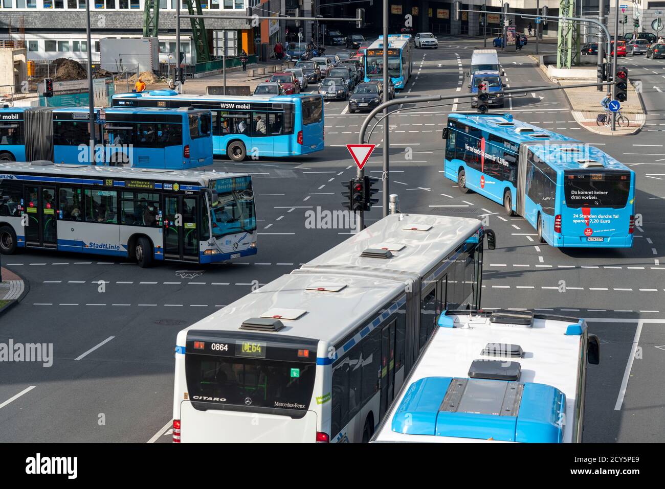 Wuppertal, Kreuzung am zentralen Busbahnhof, am Hauptbahnhof, WSW-Busse ...