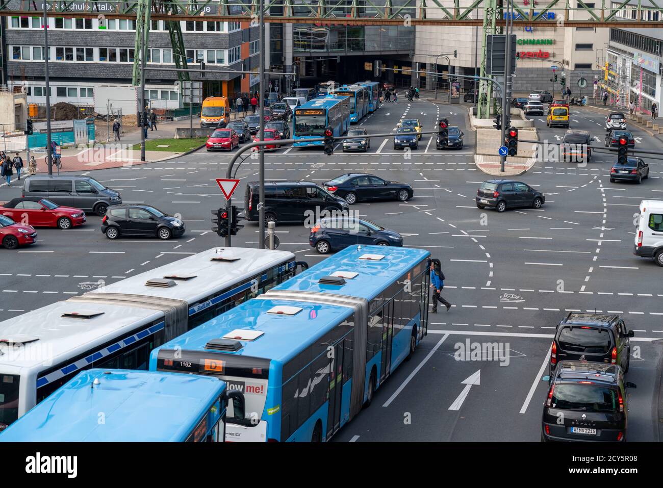 Wuppertal, Kreuzung am zentralen Busbahnhof, am Hauptbahnhof, WSW-Busse ...