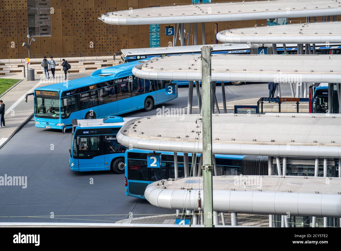 Wuppertal, zentraler Busbahnhof, am Hauptbahnhof, 5 Bahnsteige mit 18 ...