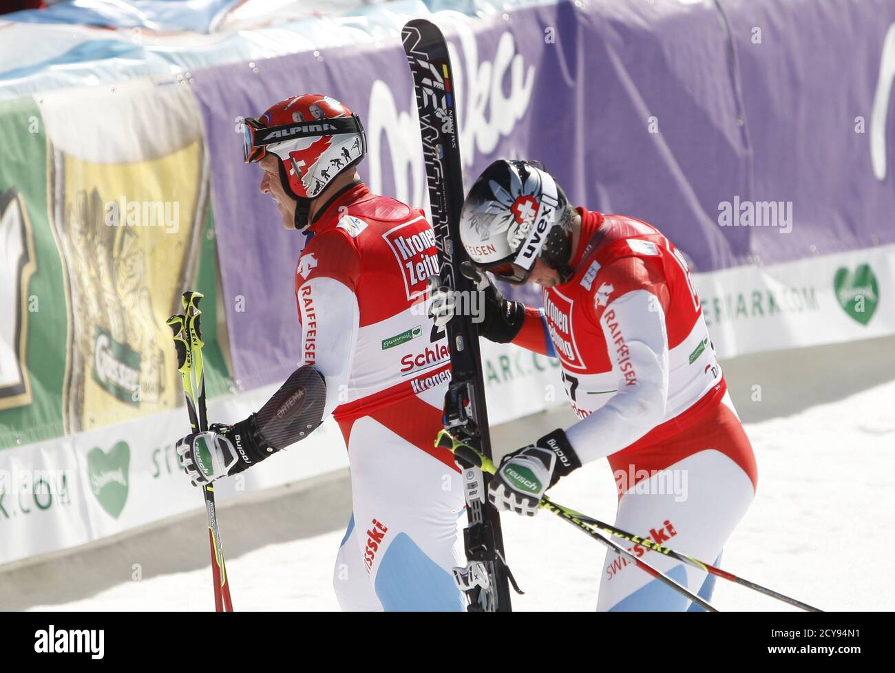 Didier Cuche (L) und Beat Feuz der Schweiz reagieren im Zielbereich ...