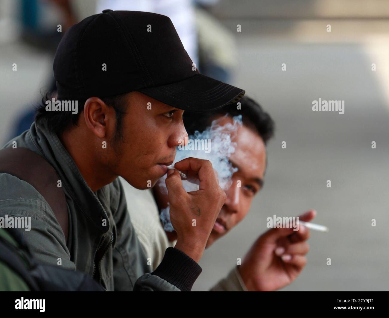 Kinder rauchen zigaretten -Fotos und -Bildmaterial in hoher Auflösung ...