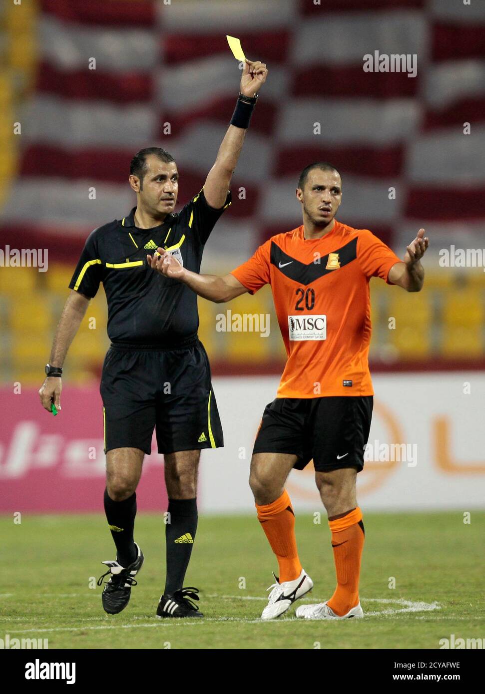 Schiedsrichter Abdullah Al-Bloushi zeigt eine gelbe Karte für Umm Salal ...