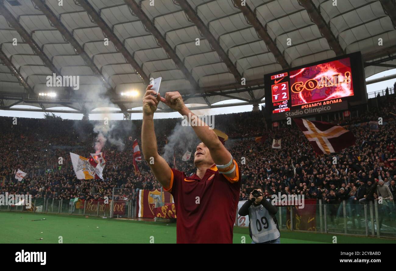 Francesco totti feiert nach dem tor -Fotos und -Bildmaterial in hoher Auflösung – Alamy