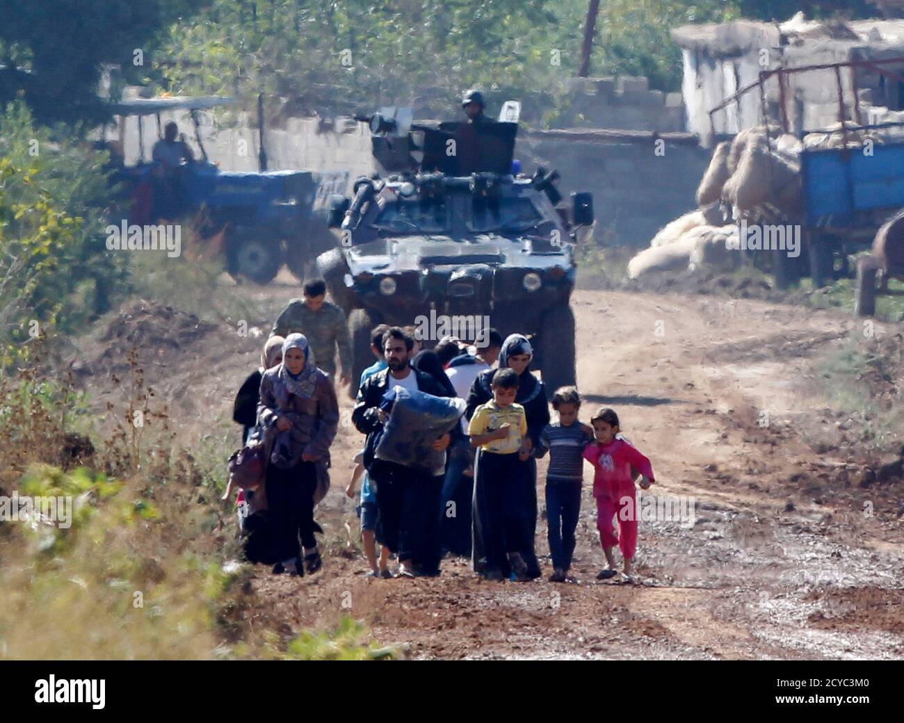 Syrer Fuß nach der Kreuzung in die Türkei mit dem Boot am Fluss Orontes ...