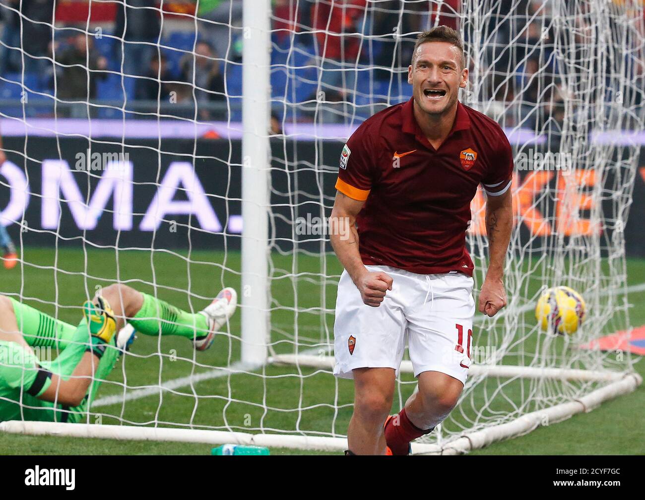 Francesco totti feiert nach dem tor -Fotos und -Bildmaterial in hoher Auflösung – Alamy