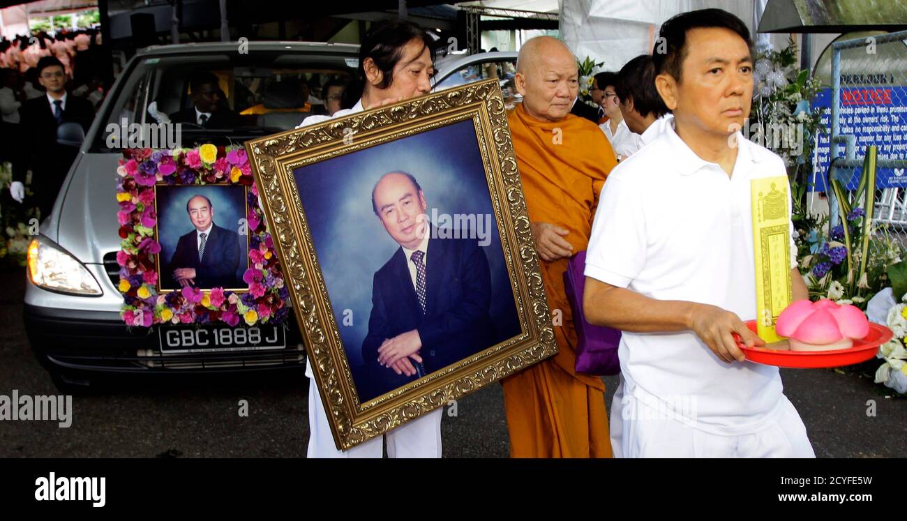 Andre Salim (R) geht vor dem Leichenwagen mit seinem Vater, der späten ...