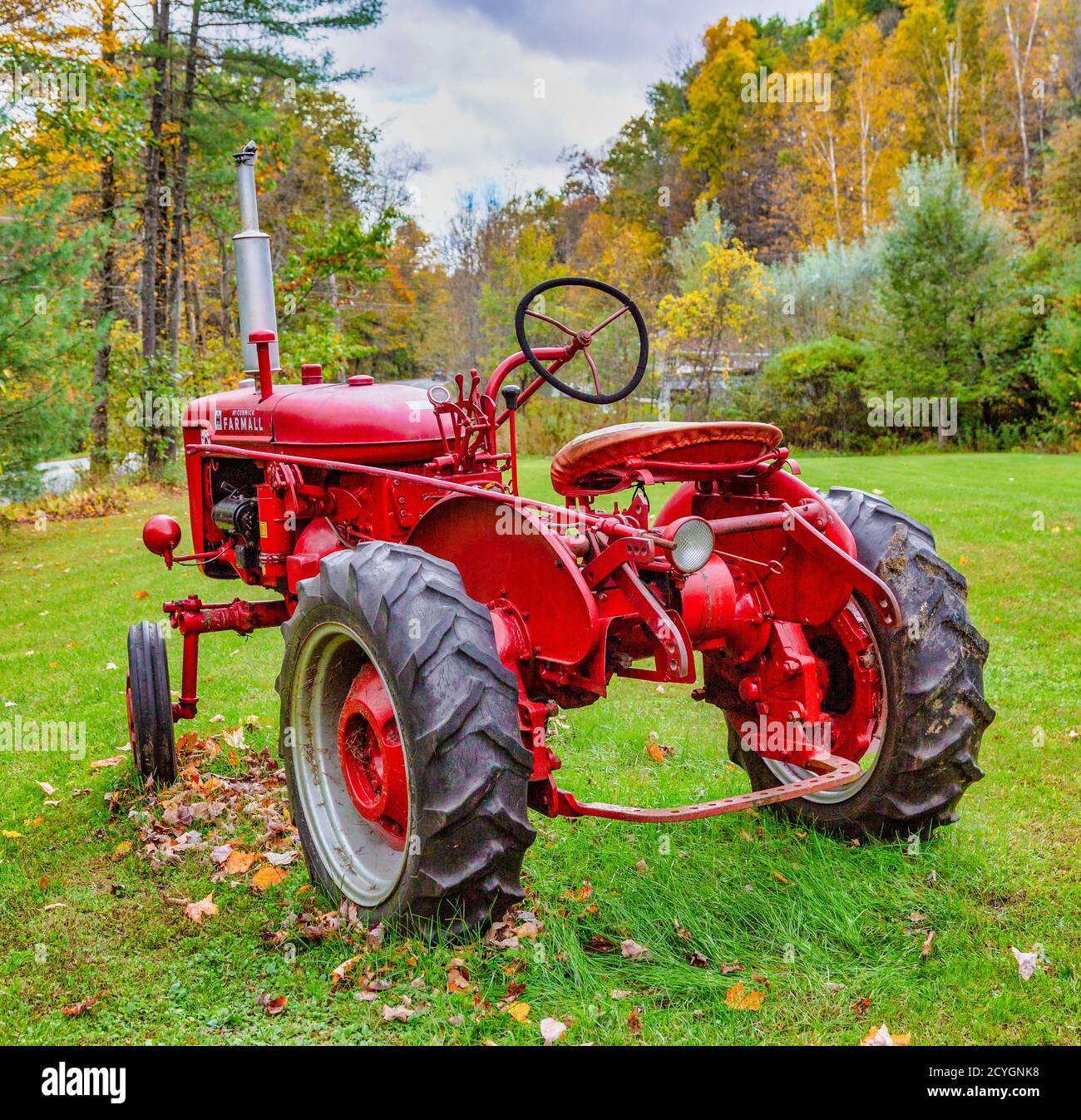 Alter heller roter traktor -Fotos und -Bildmaterial in hoher Auflösung ...