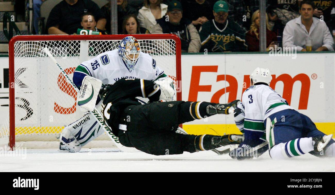 Vancouver Canucks Defenseman Kevin Bieksa (R) nennt man eine Strafe ...