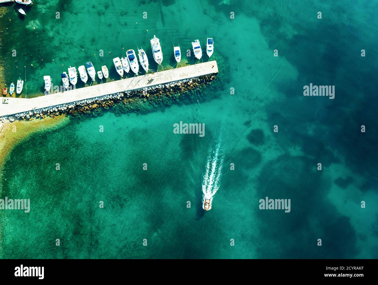 Segelboot Im Hintergrund Stockfotos und -bilder Kaufen - Alamy