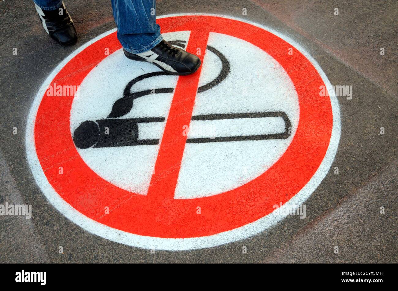 Rauchverbot oder Rauchverbot Zeichen mit Piktogramm eines ...