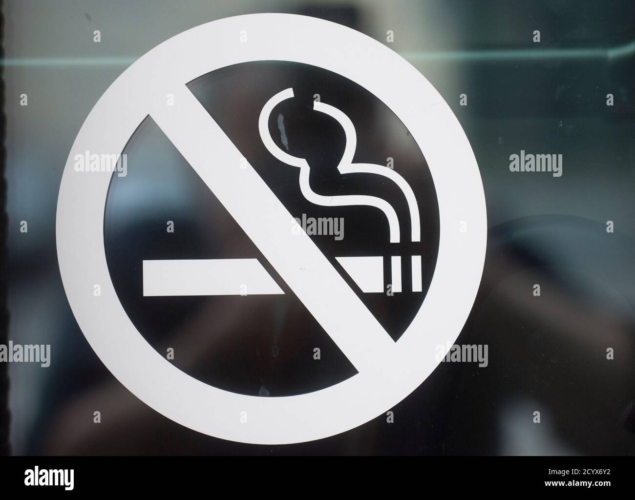 Rauchverbot oder Rauchverbot Zeichen mit Piktogramm eines ...