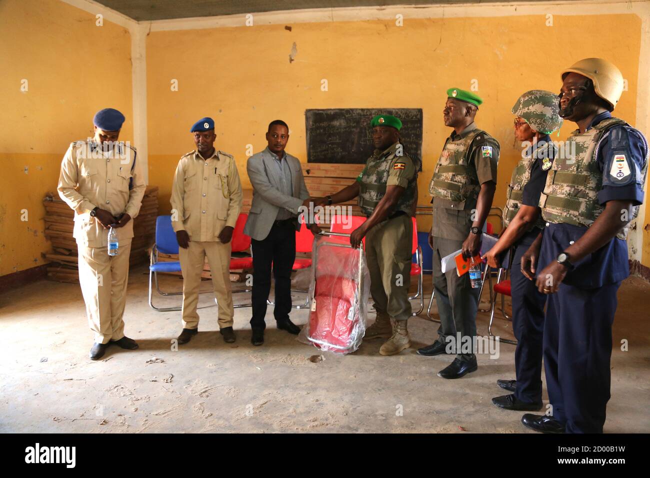 AMISOM Polizeibeamte übergeben am 11. Januar 2020 eine Reihe von ...