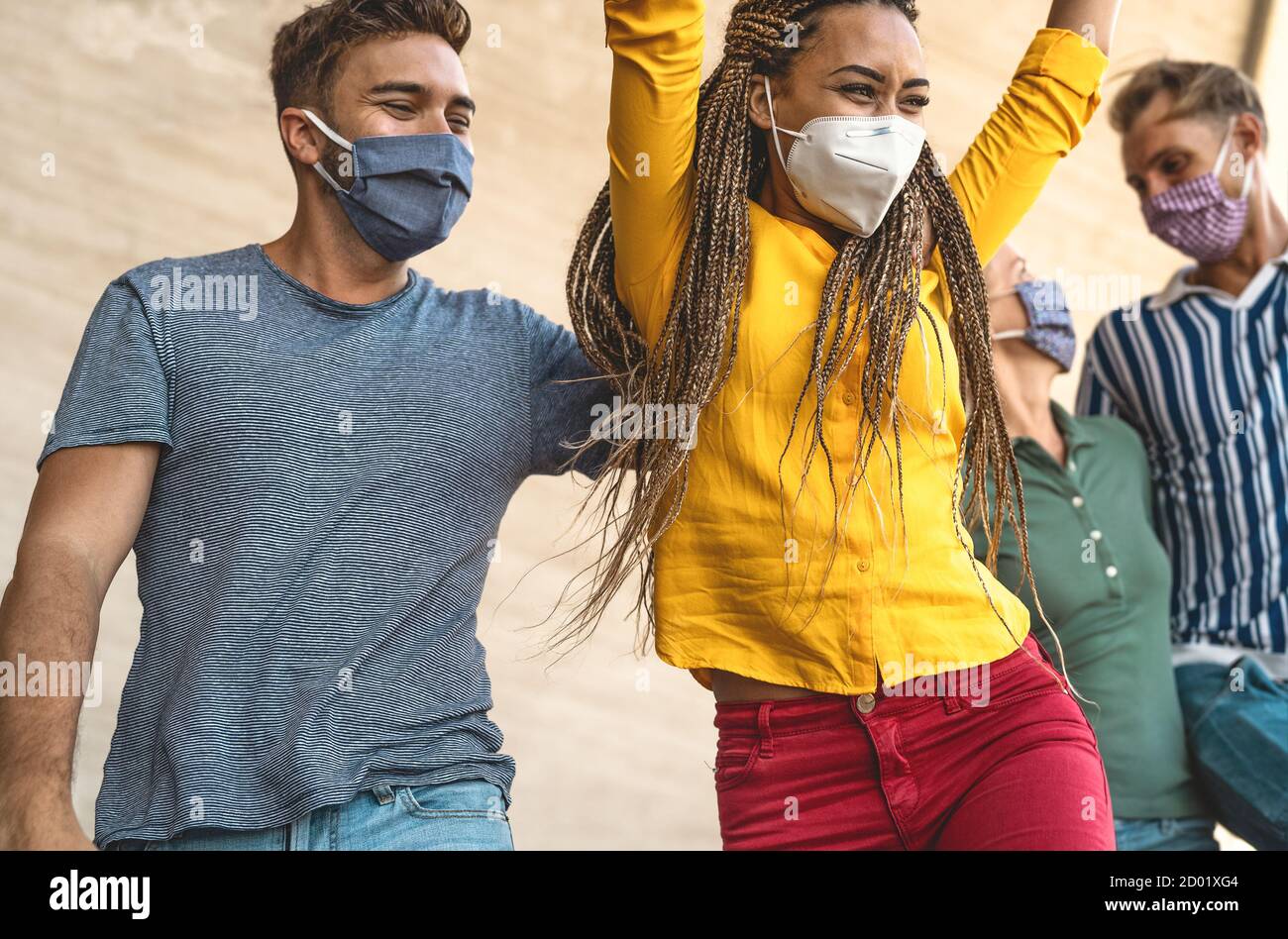 Junge leute in maske -Fotos und -Bildmaterial in hoher Auflösung – Alamy
