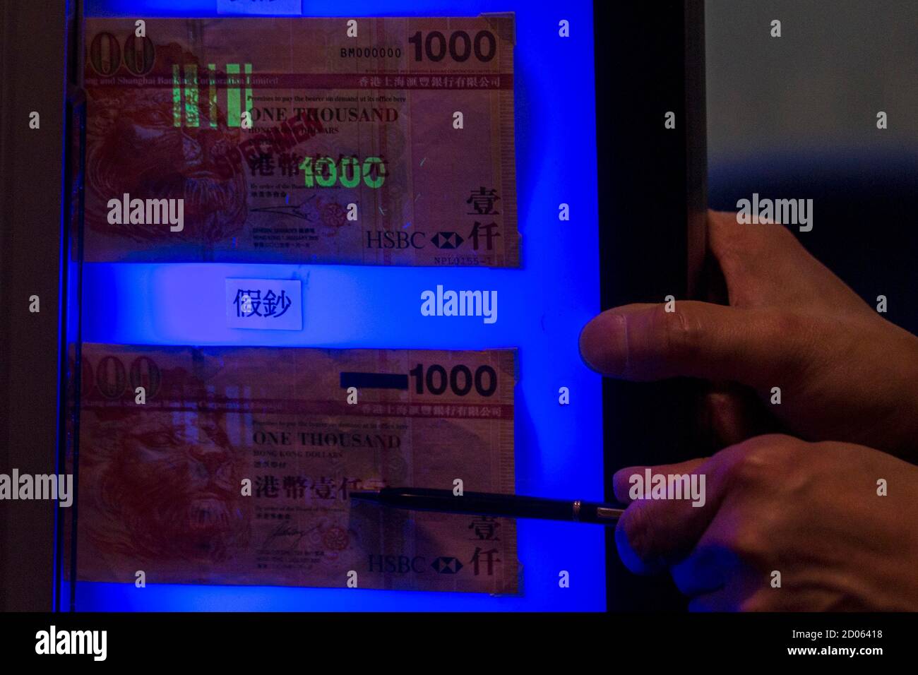 Ultraviolet light banknote -Fotos und -Bildmaterial in hoher Auflösung ...