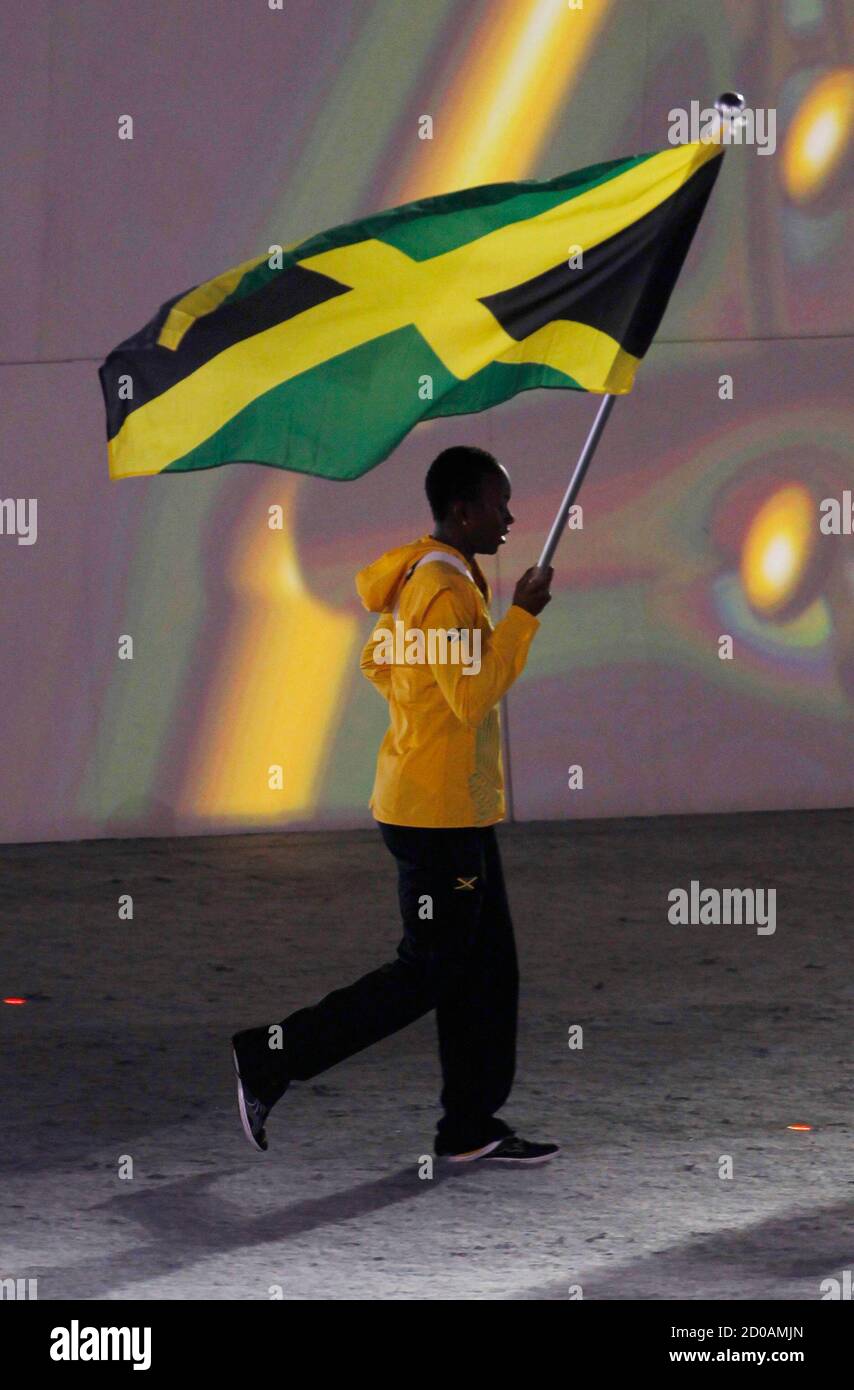 Trägerin für Jamaika Kendese Nangle trägt seine nationale Fahne bei der ...