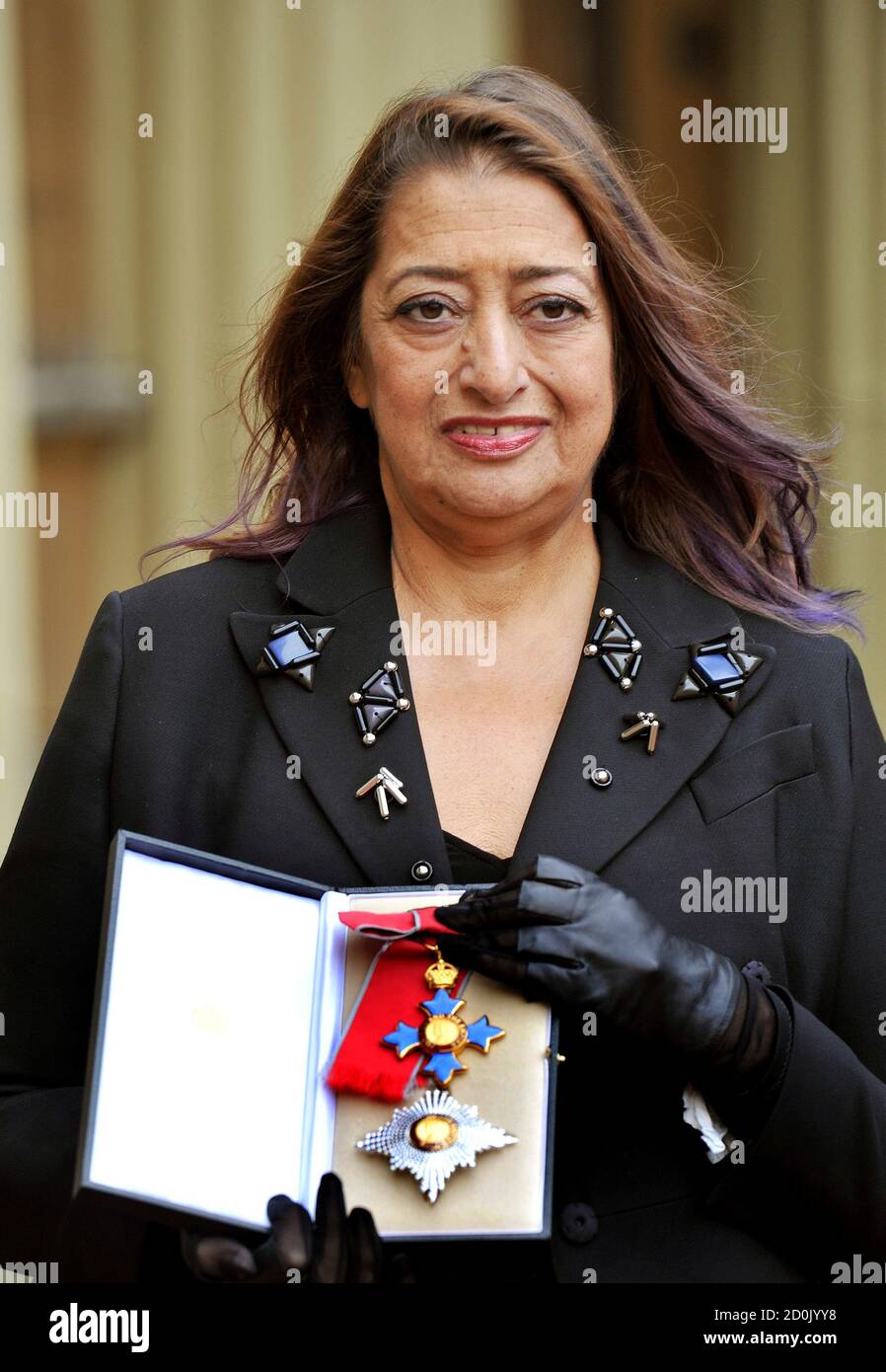 Architektin Zaha Hadid posiert für Fotos mit ihrer Dame Commander of ...