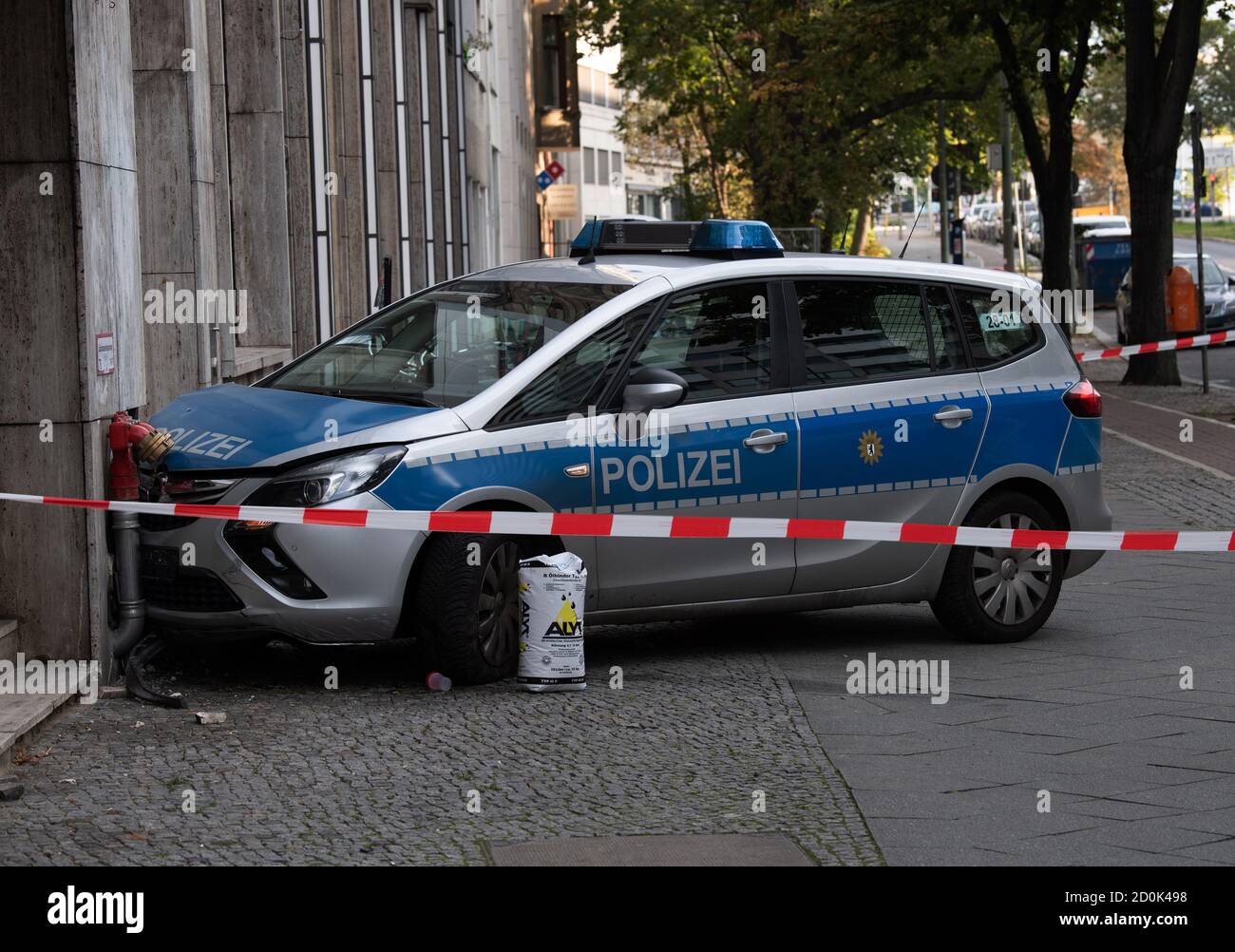 Berlin, Deutschland. Oktober 2020. Ein zerstörter Polizeiwagen steht an ...