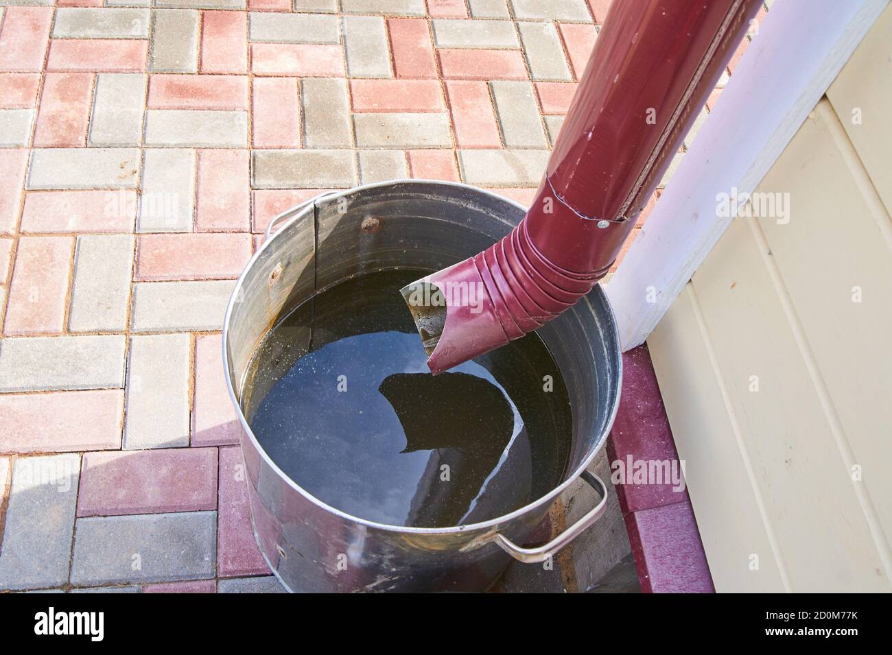 Regenwasser fließt in hausabfluss -Fotos und -Bildmaterial in hoher ...