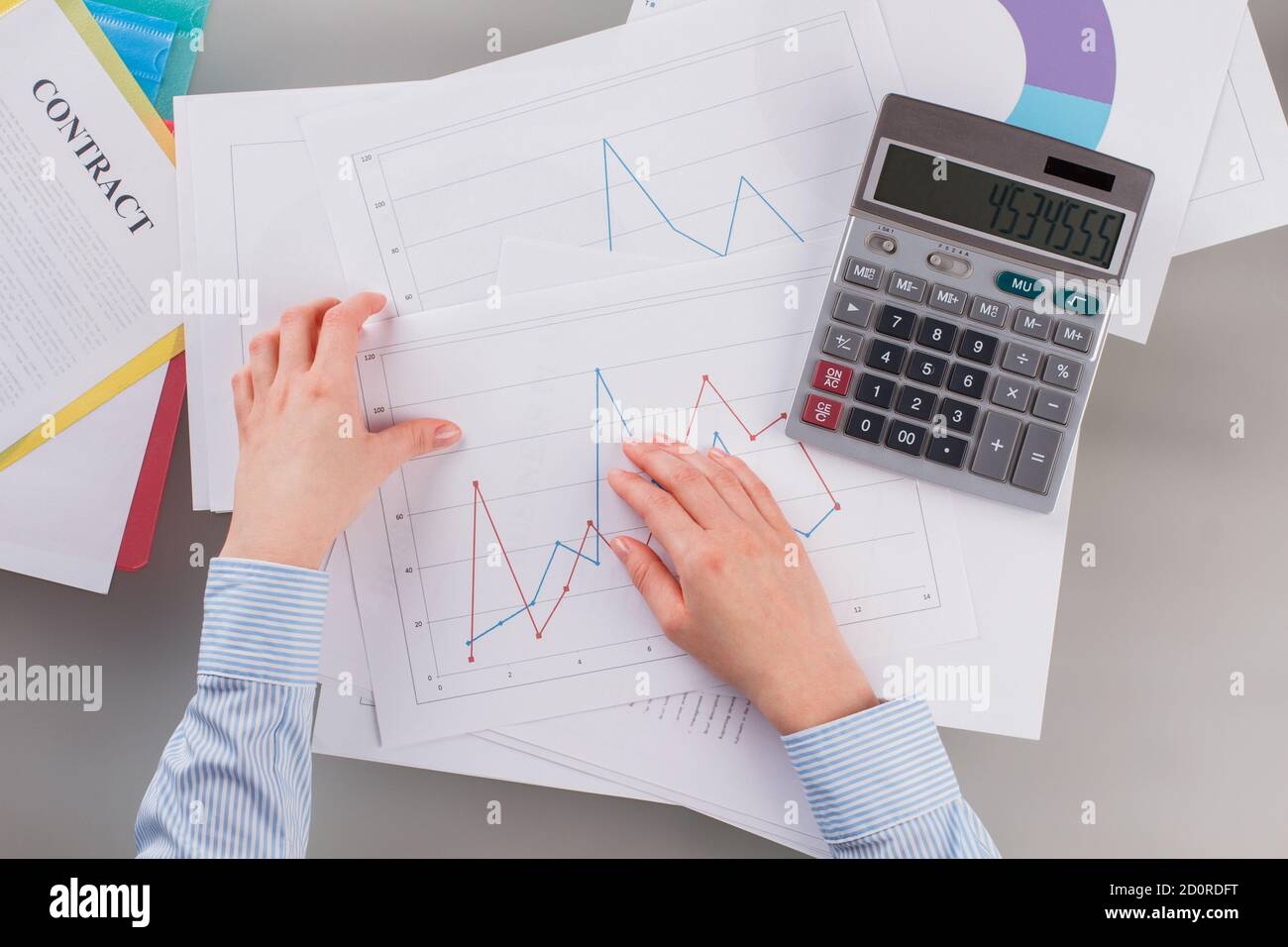 Geschäftsfrau Analyse Diagramm und Diagramm auf Tabelle mit Rechner ...