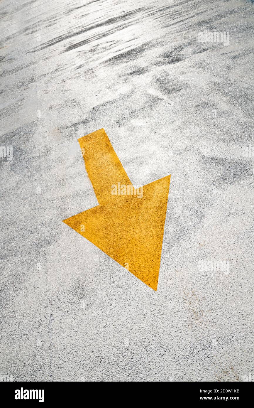 Gelber pfeil -Fotos und -Bildmaterial in hoher Auflösung – Alamy