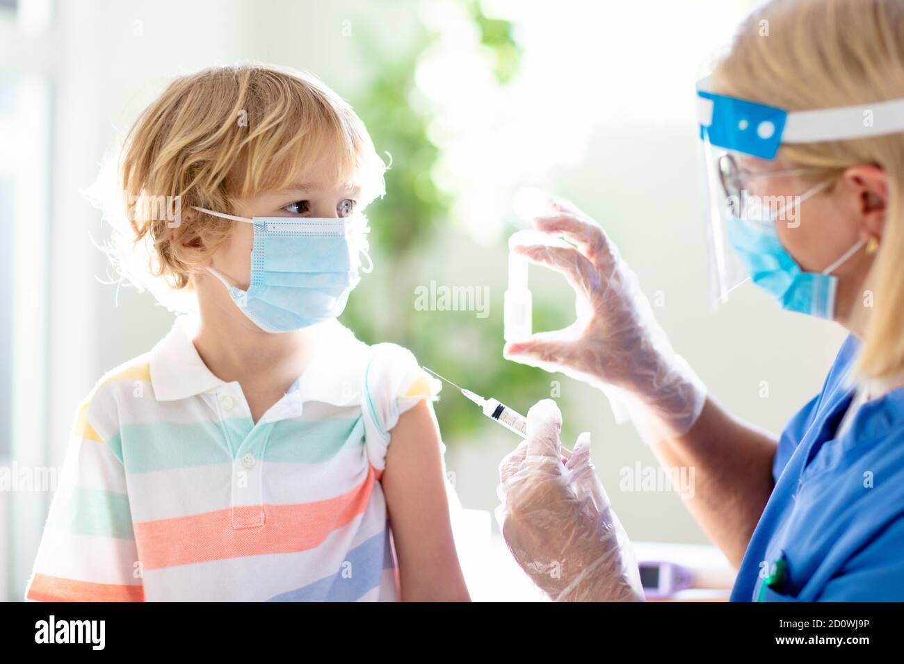 Coronavirus-Impfung. Covid-19-Impfstoff. Arzt, der Kind impft. Kinder ... Coronavirus-Impfung. Covid-19-Impfstoff. Arzt, der Kind impft. Kinder ...