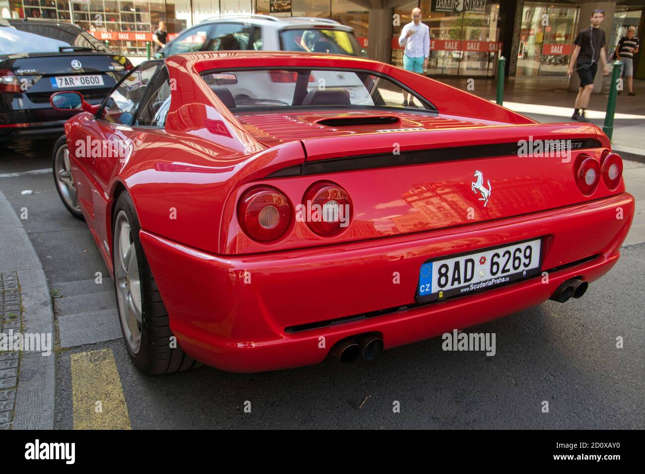 Ferrari f355 gts rot -Fotos und -Bildmaterial in hoher Auflösung – Alamy