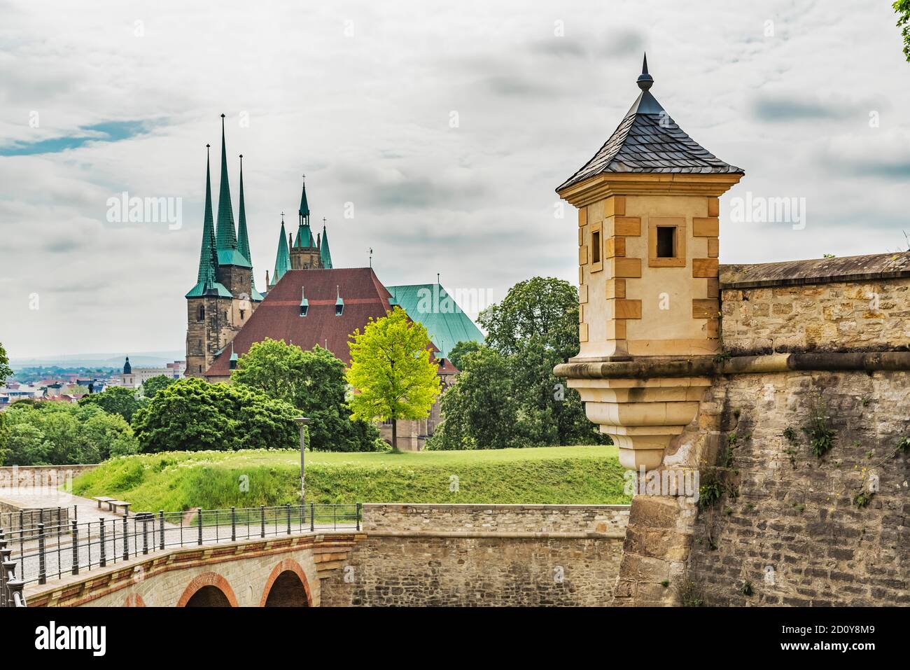 Blick von der Zitadelle Petersberg auf den Domberg mit dem Erfurter Dom und der Severi Kirche ...