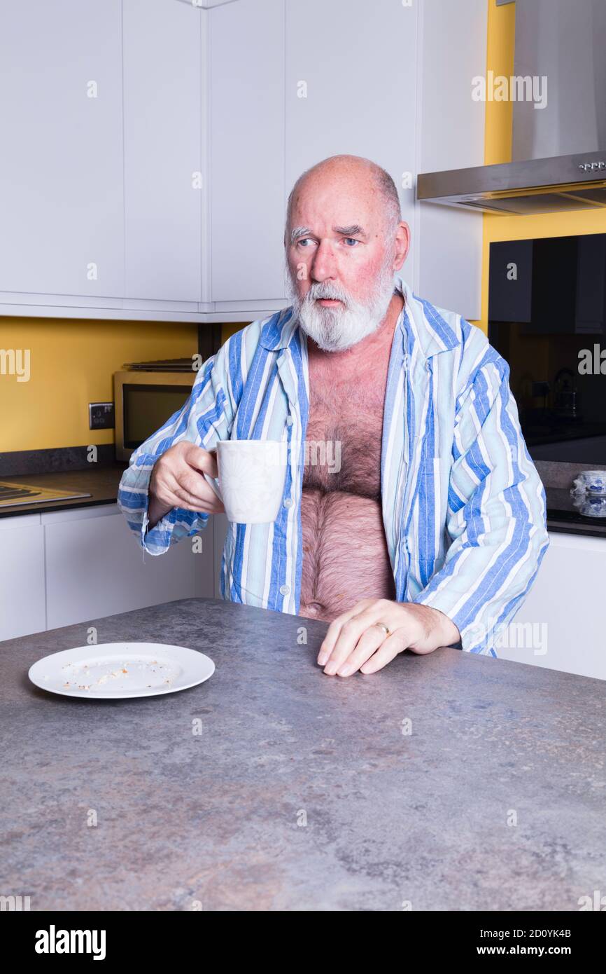 Alter Mann in seinem Pyjama genießt einen frühen Morgen Cupa ...