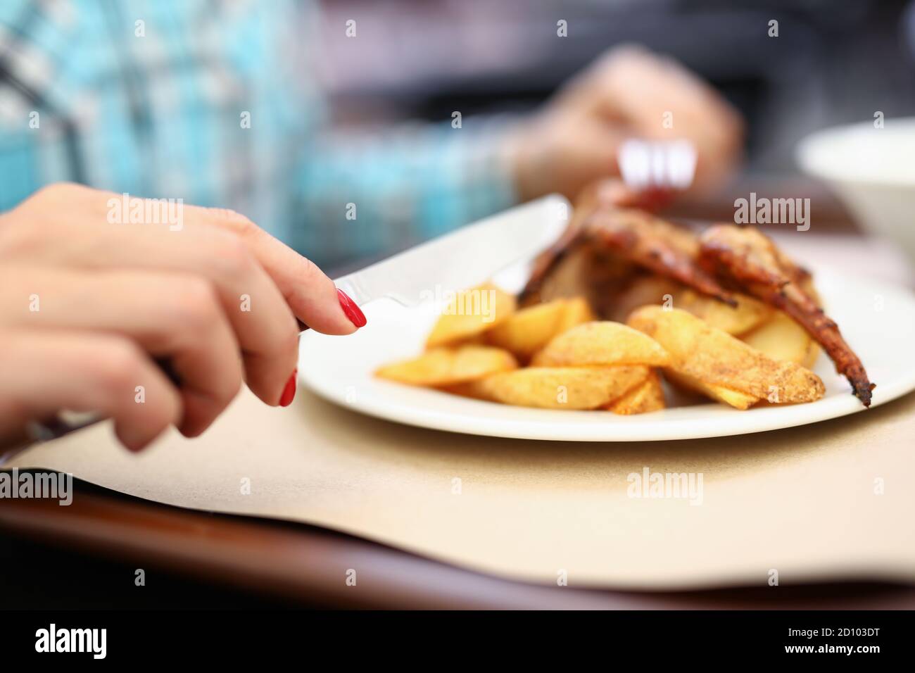Messergabel halten -Fotos und -Bildmaterial in hoher Auflösung – Alamy