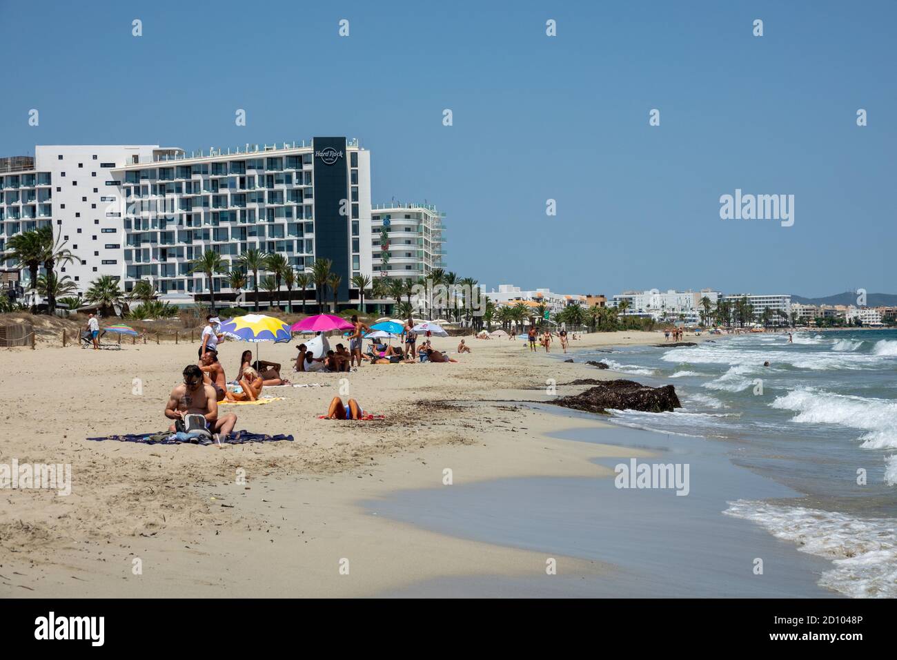 Schwimmbad am strand von platja den bossa -Fotos und -Bildmaterial in ...