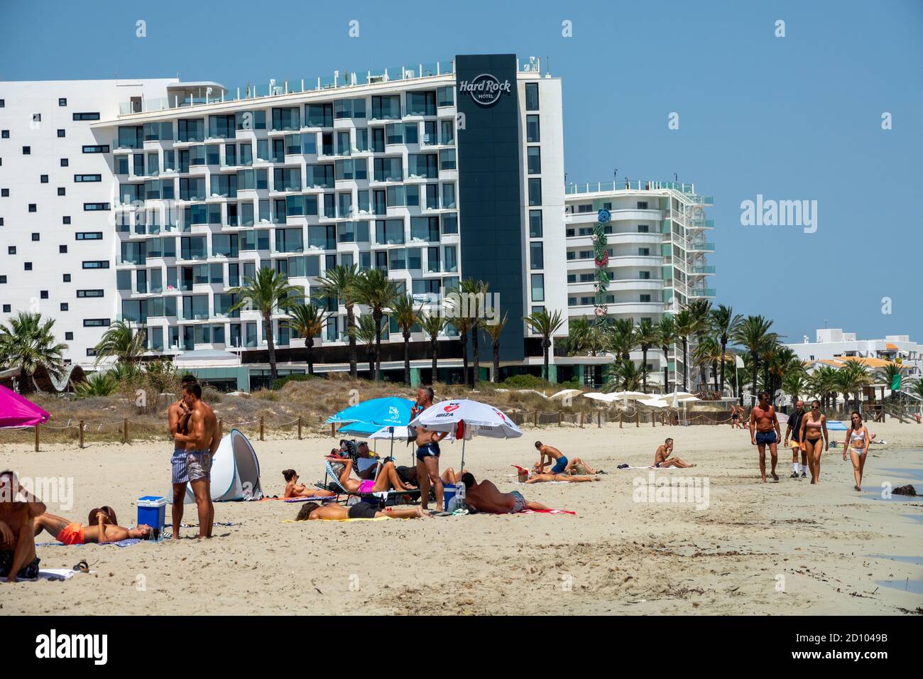 Schwimmbad am strand von platja den bossa -Fotos und -Bildmaterial in ...