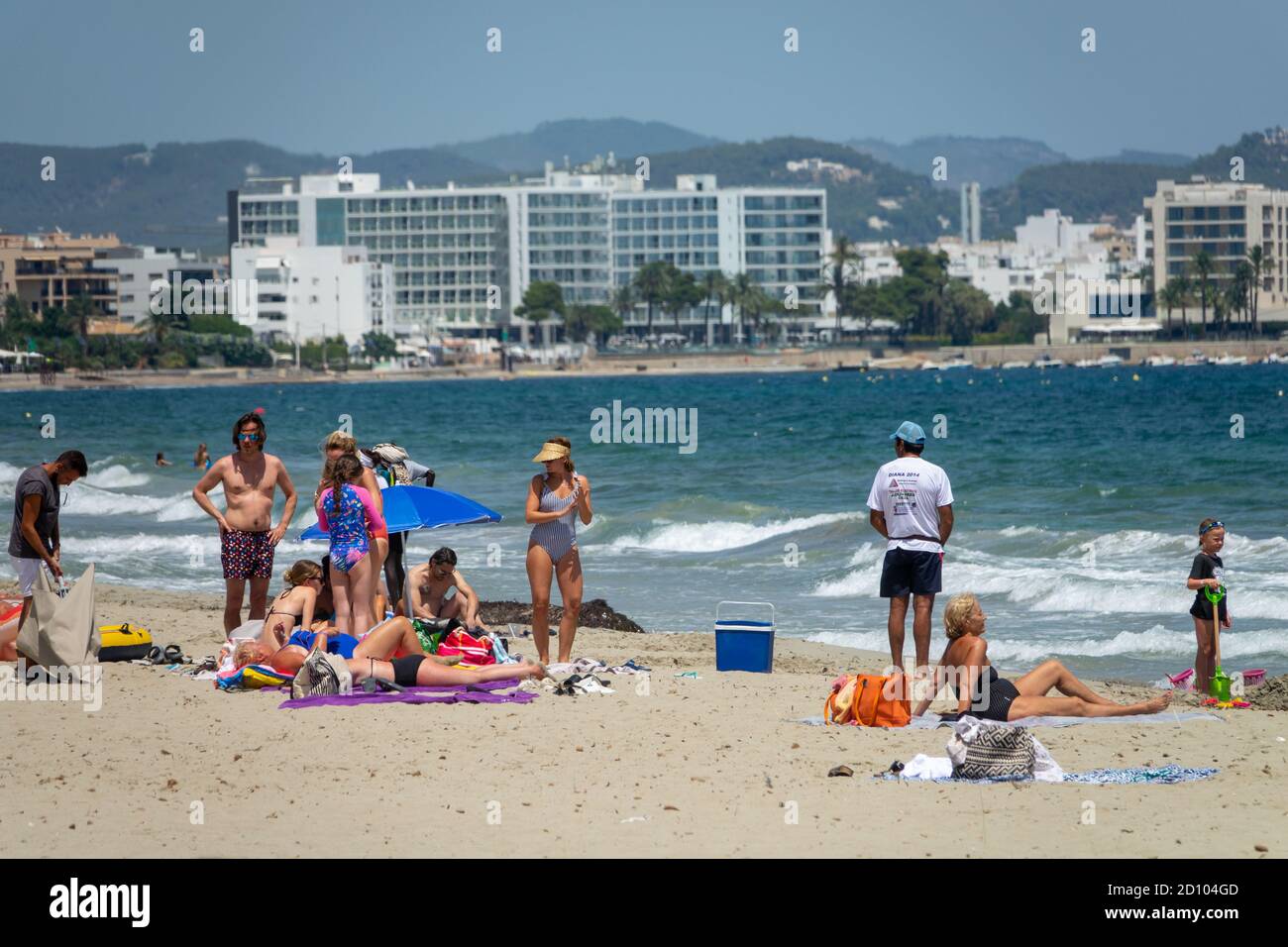 Schwimmbad am strand von platja den bossa -Fotos und -Bildmaterial in ...