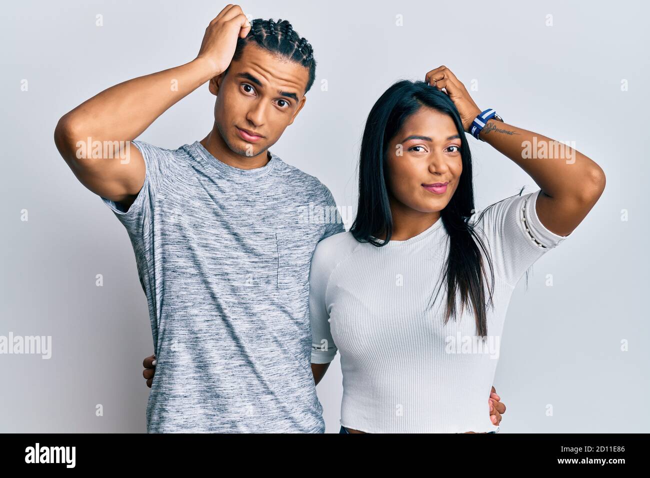 Junge lateinische Paar tragen lässige Kleidung verwirren und fragen ...