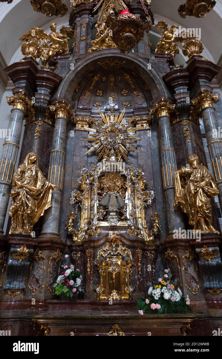 Innenraum der Kirche der Siegesmutter oder Heiligtum des Jesuskindes ... Innenraum der Kirche der Siegesmutter oder Heiligtum des Jesuskindes ...