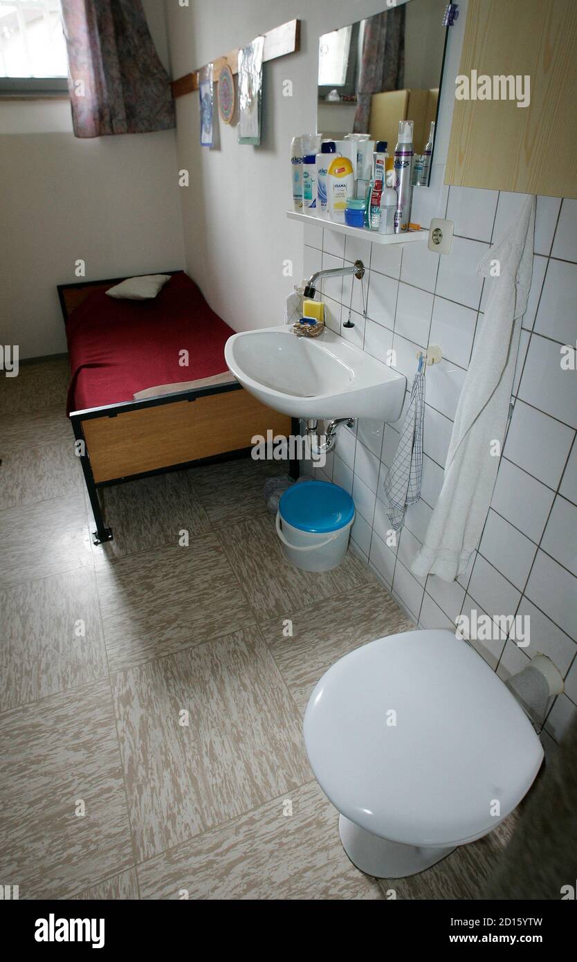 Female prison cell -Fotos und -Bildmaterial in hoher Auflösung - Seite ...