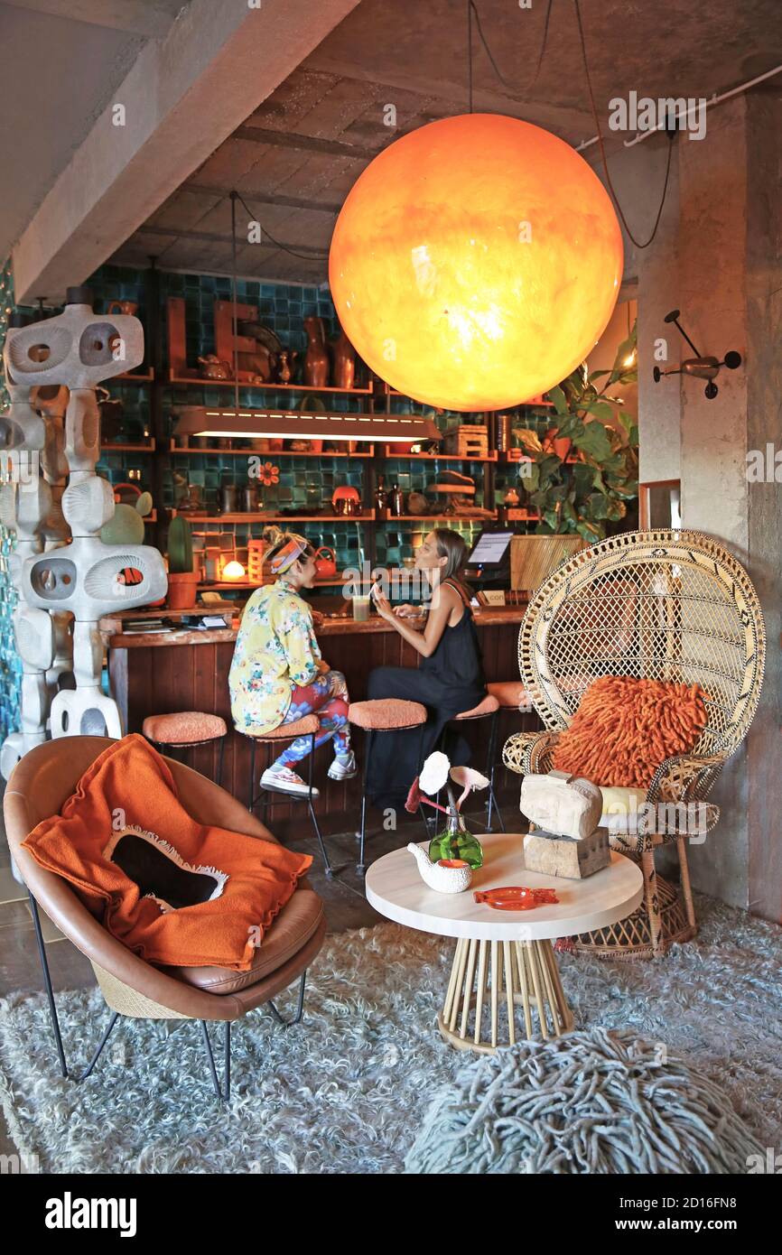 Bar junge menschen 70er jahre -Fotos und -Bildmaterial in hoher ...