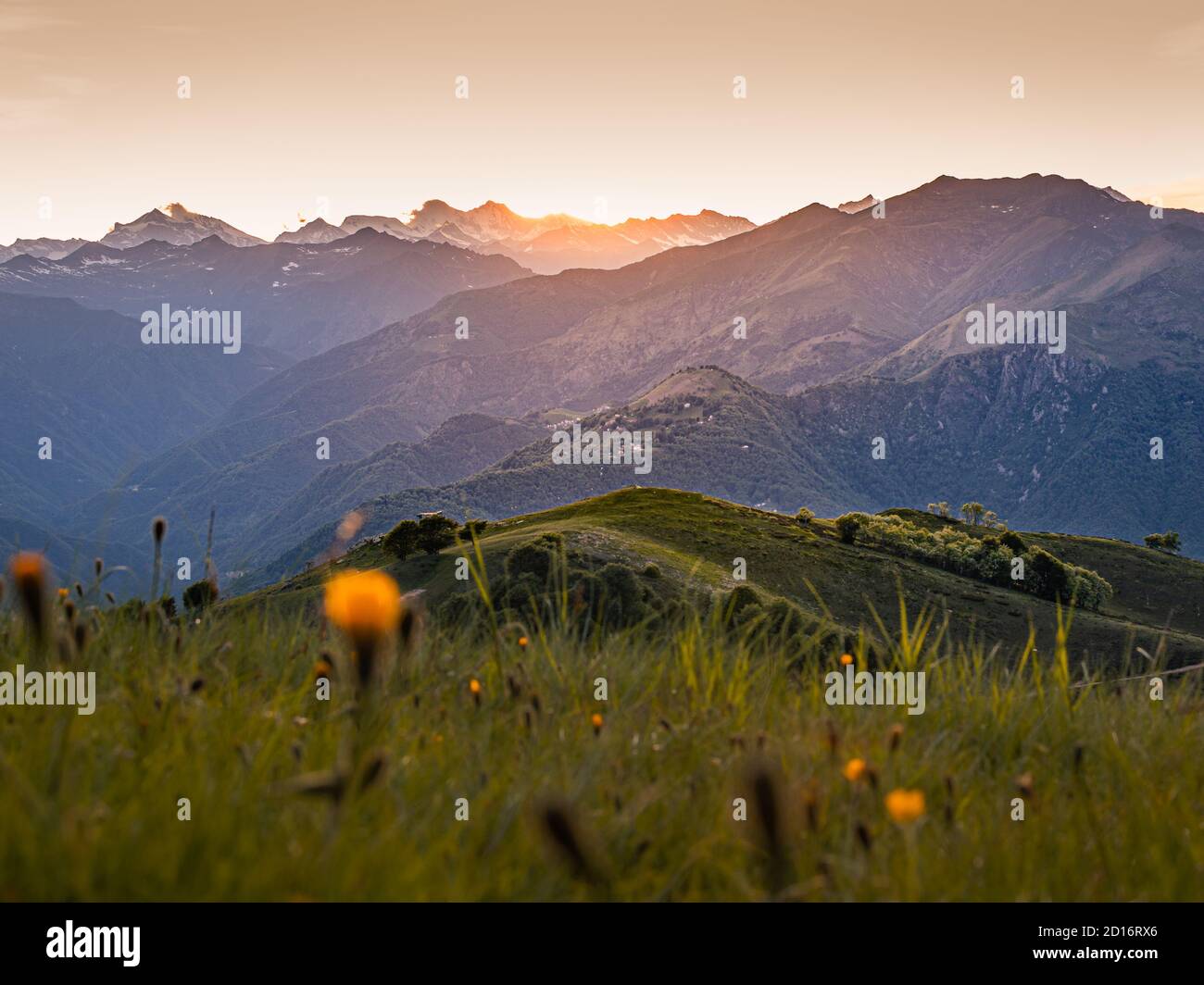Monte rosa with macugnaga -Fotos und -Bildmaterial in hoher Auflösung ...