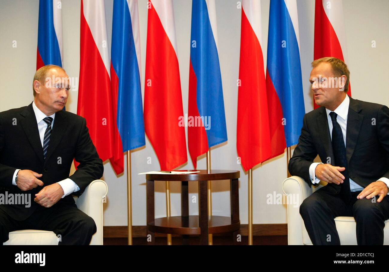 Polens Prime Minister Donald Tusk (R) spricht als sein russischer ...