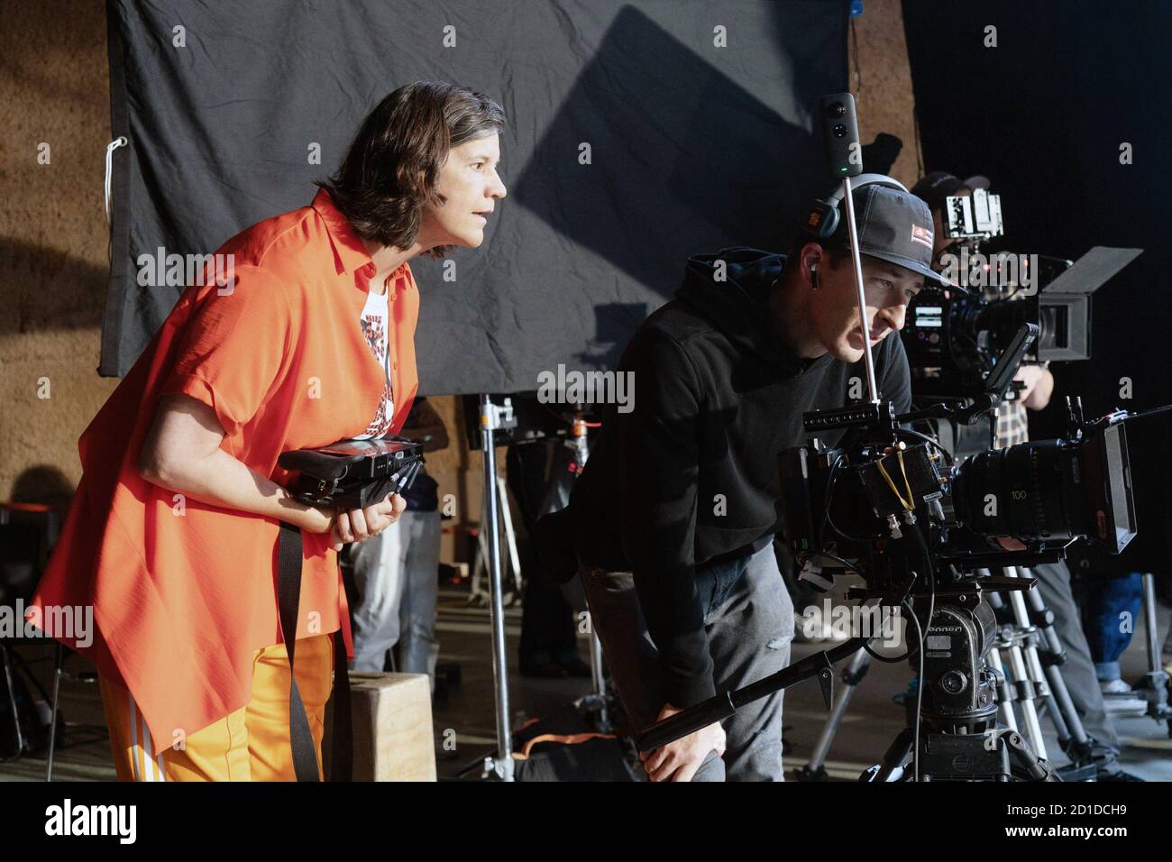 DICK JOHNSON IST TOT, links: regisseurin Kirsten Johnson, am Set, 2020 ...