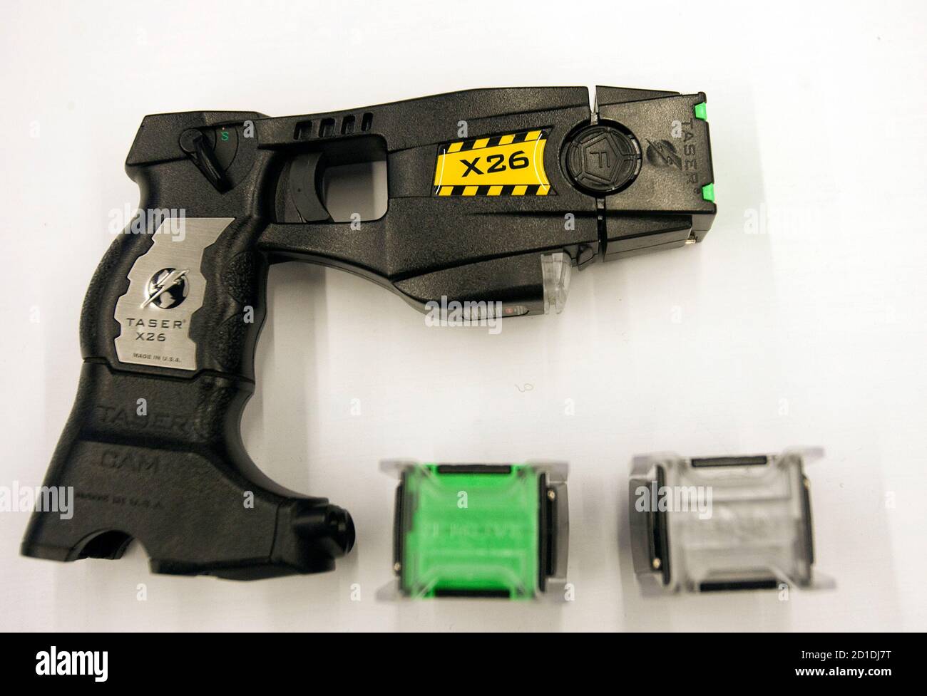 Police taser x26 stun gun -Fotos und -Bildmaterial in hoher Auflösung ...
