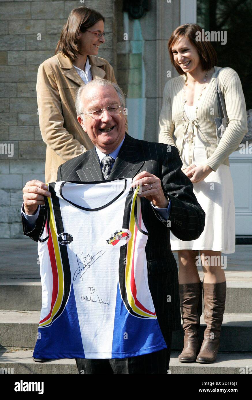 Belgiens König Albert zeigt ein Hemd der belgische Leichtathletik ...