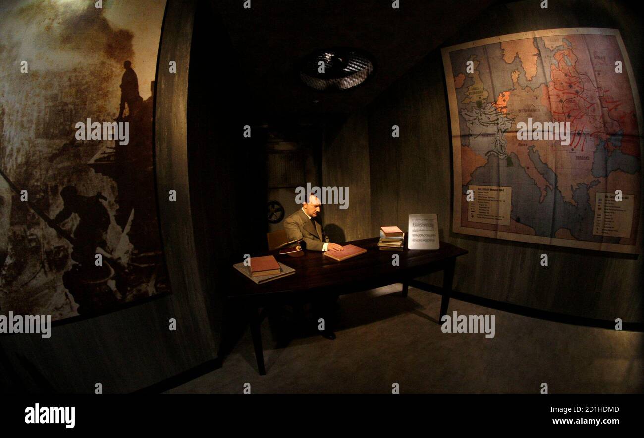 Adolf hitler wax figure wax -Fotos und -Bildmaterial in hoher Auflösung ...