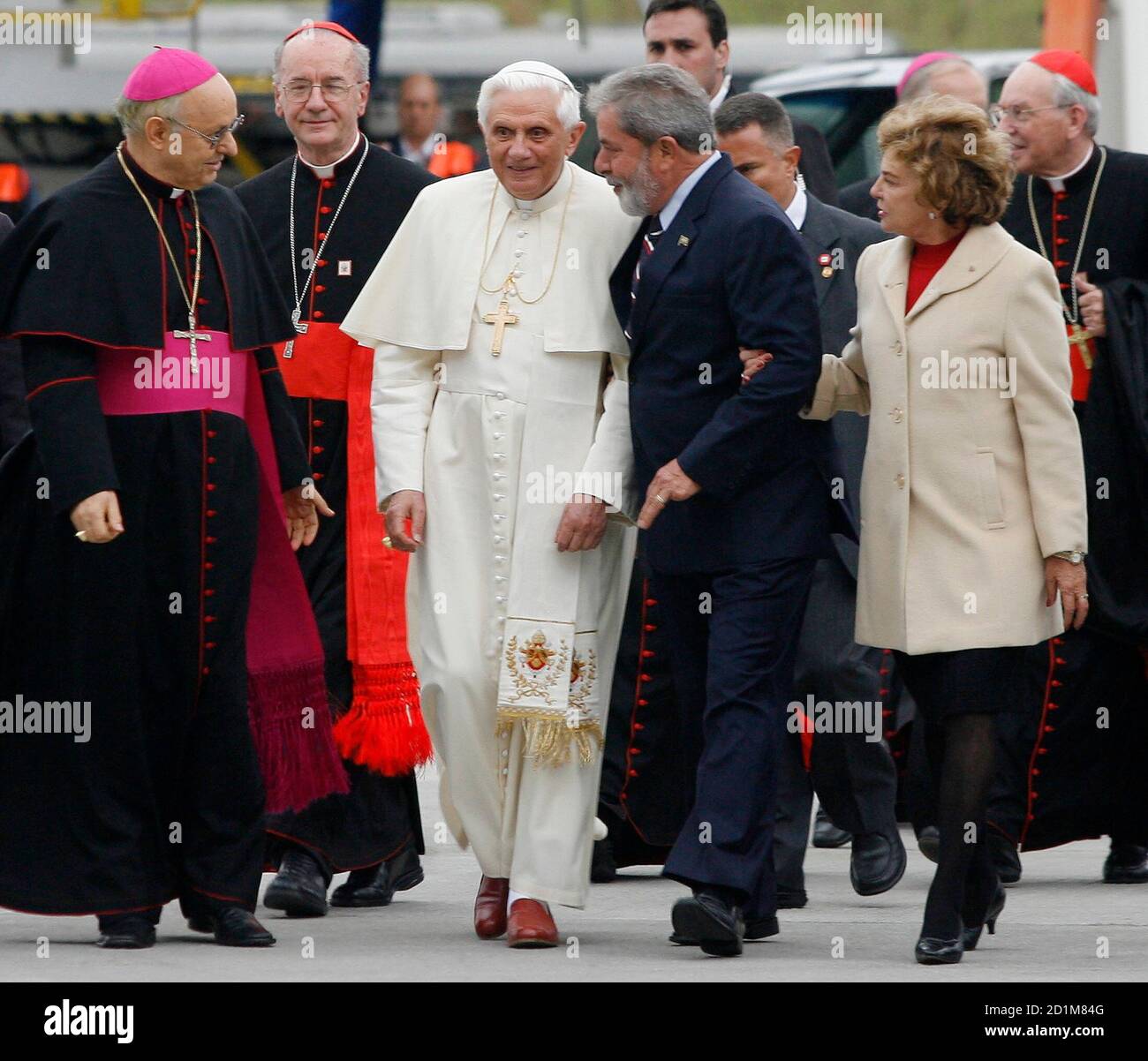 Papst Benedict XVI spricht mit brasilianischen Präsidenten Lula Inacio ...