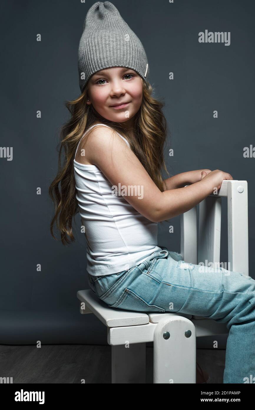 Kleines mädchen in jeans -Fotos und -Bildmaterial in hoher Auflösung ...