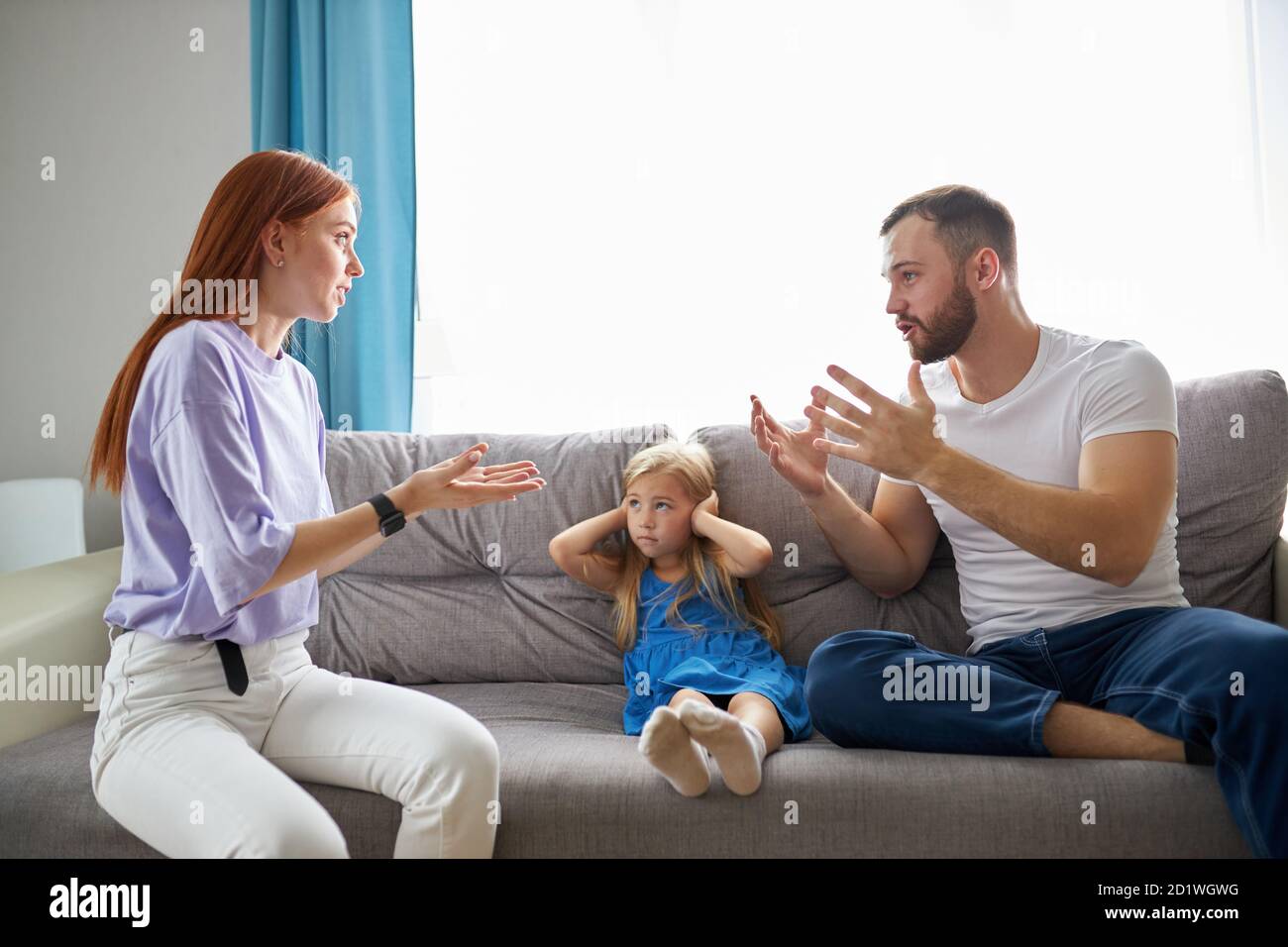 kaukasische Kind Mädchen leidet unter Streitigkeiten zwischen Eltern in ...