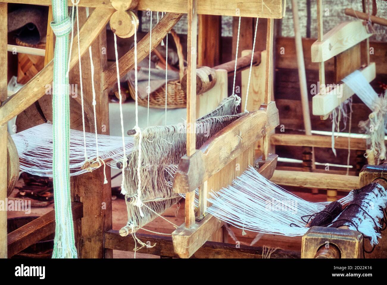 Webmaschine aus Holz für die Herstellung traditioneller Kleidung. Alte Webstühle im Vintage-Stil ...