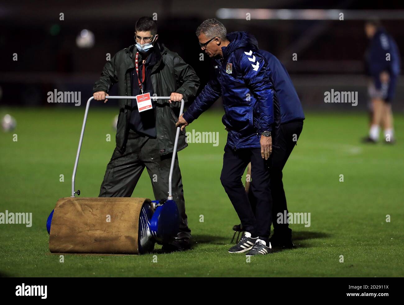 Northampton town manager keith curle hilft bodenpersonal -Fotos und ...