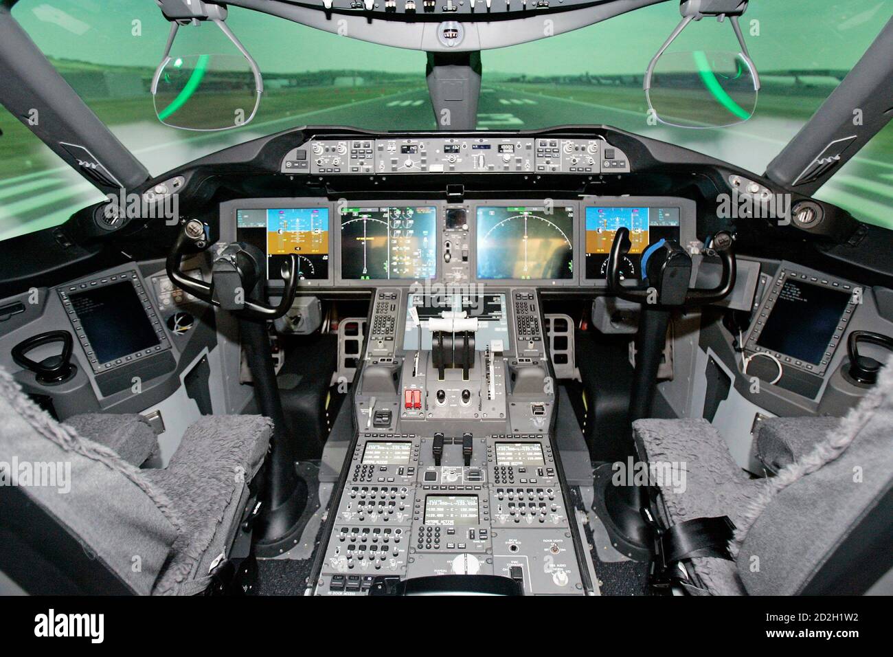 Boeing 787 dreamliner cockpit controls -Fotos und -Bildmaterial in ...